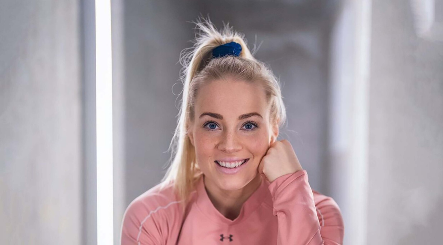 Hyvinvointivaikuttaja ja urheilutoimittaja Oona Tolppanen Felicitas ...